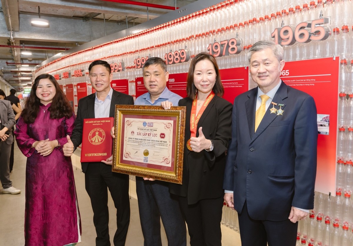 Công ty Coca-Cola Việt Nam xác lập kỷ lục với tác phẩm nghệ thuật từ ...