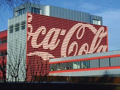 Coca-Cola cắt suất đi xe sang của lãnh đạo